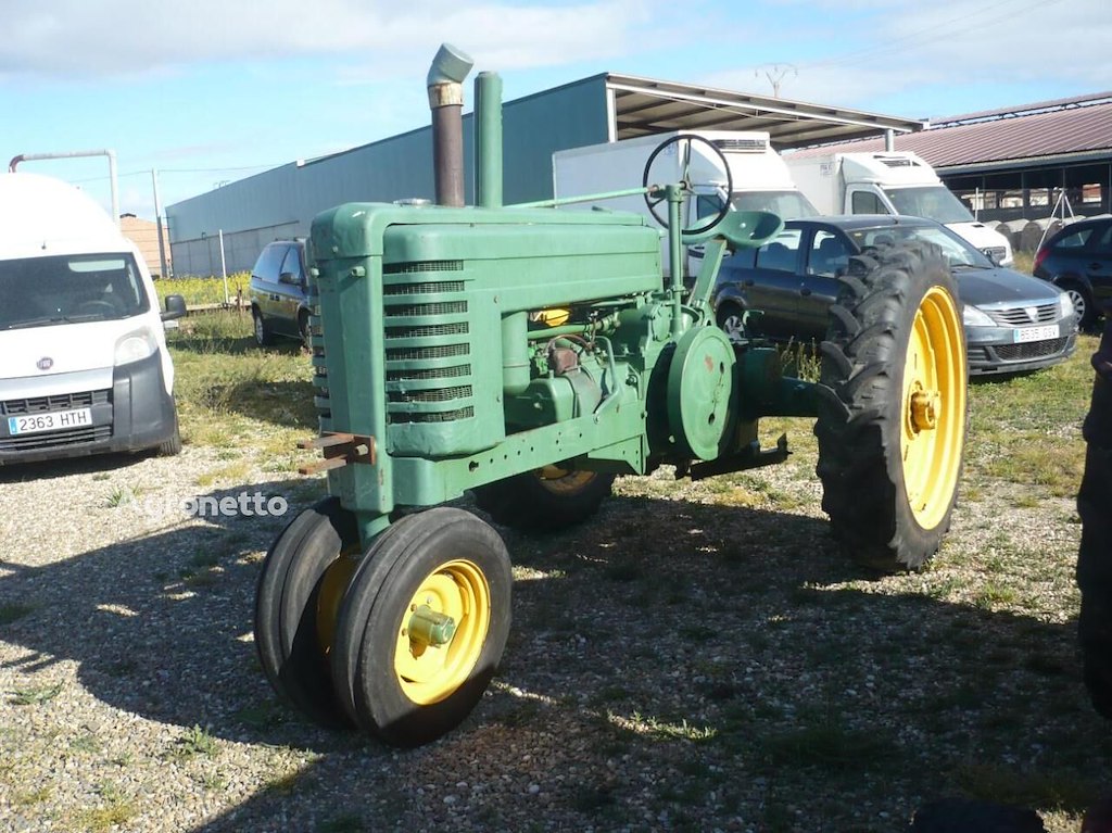 John Deere Modell B traktor točkaš