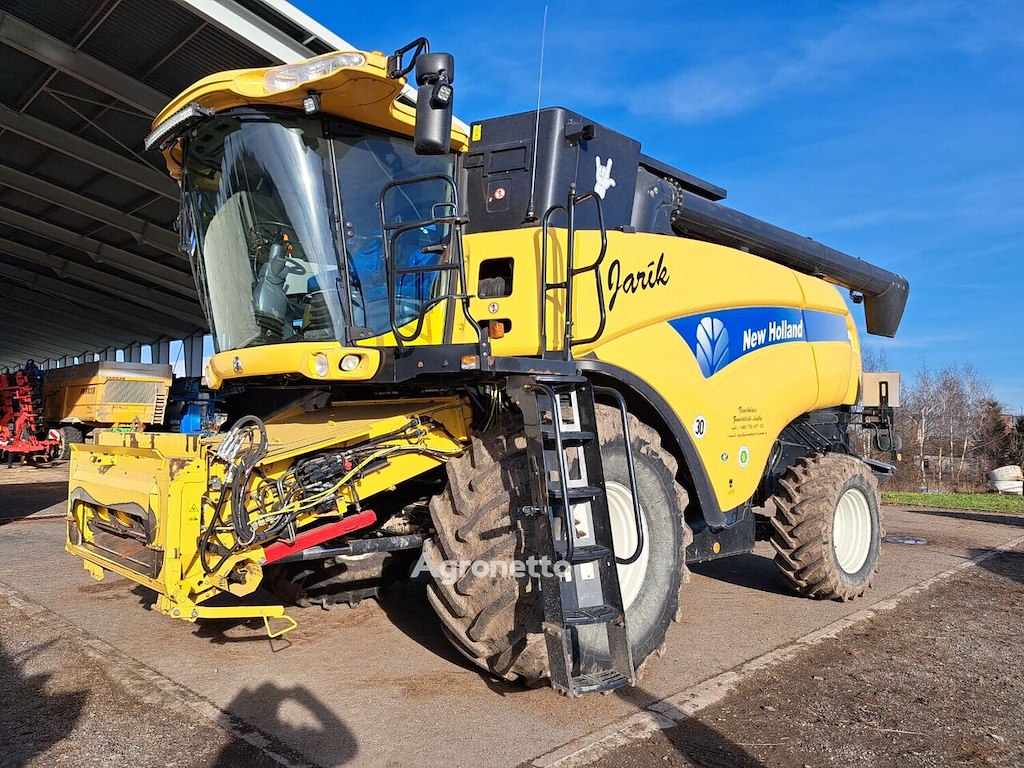 Prodaje se New Holland CX8080 kombajn za žito na aukciji