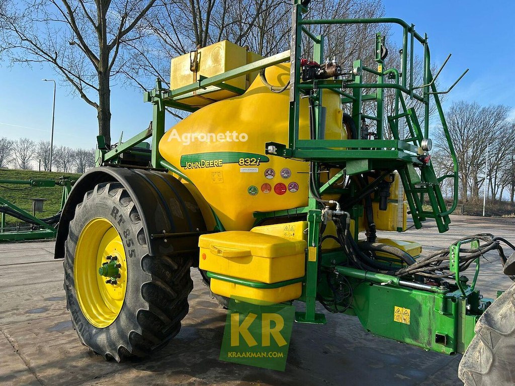 John Deere 832 vučena prskalica