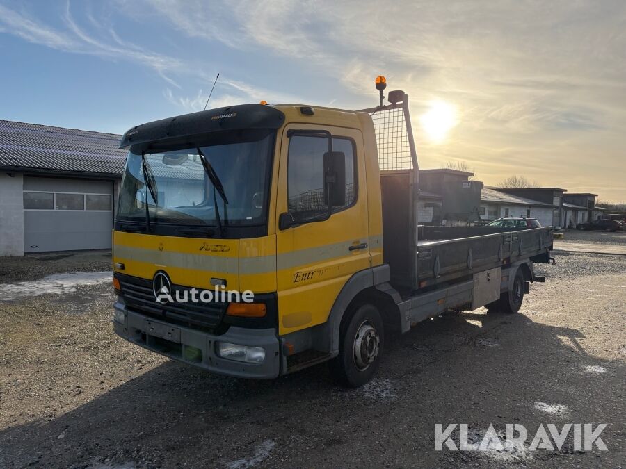 Prodaje se Mercedes-Benz Atego kamion s ravnom platformom na aukciji