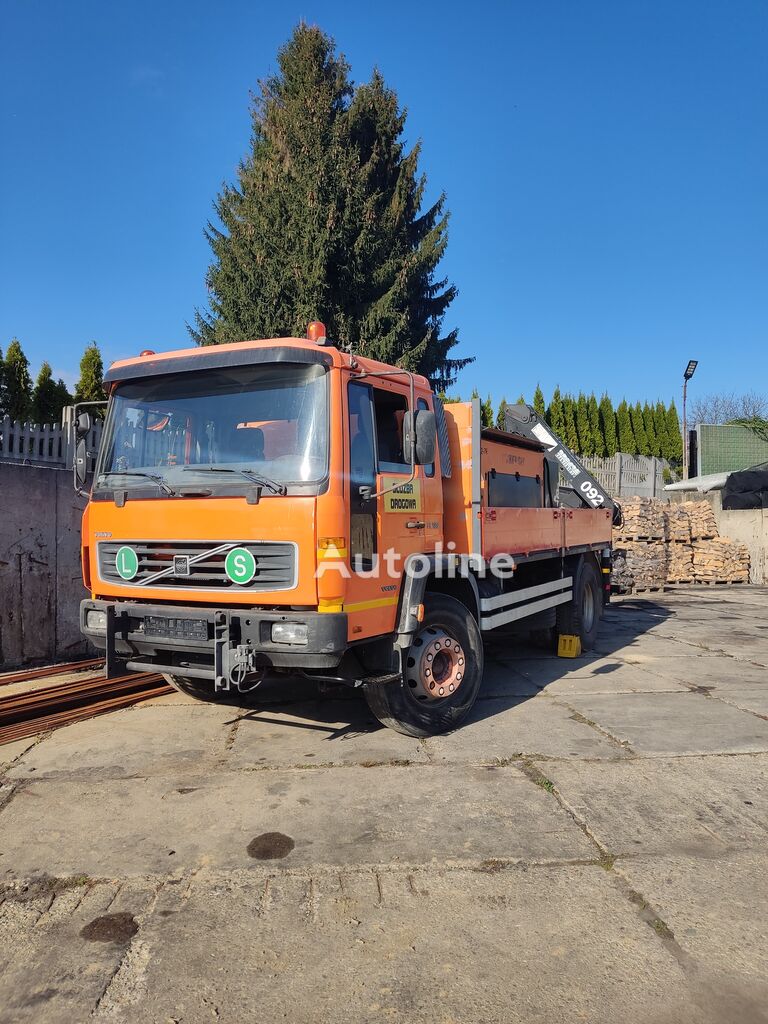 Volvo FL 180 kamion s ravnom platformom