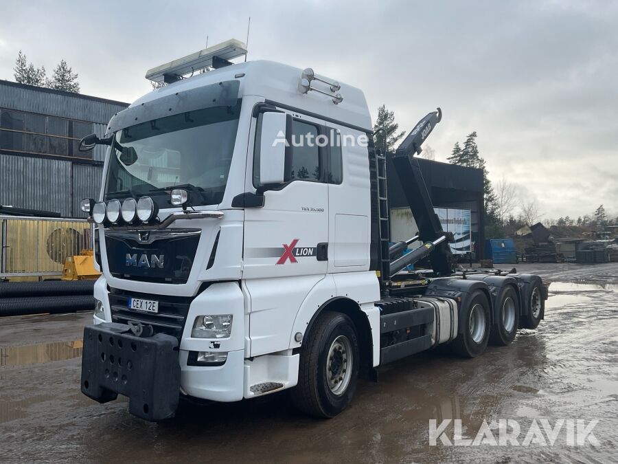 Prodaje se MAN TGX 35.500 8X4-4 BL rol kiper sa kukom na aukciji