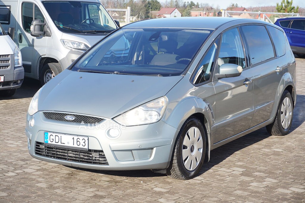 Ford S-MAX minivan