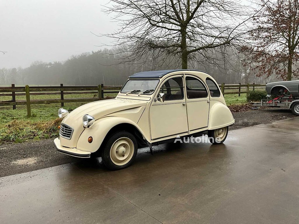 Prodaje se Citroen 2cv sedan na aukciji