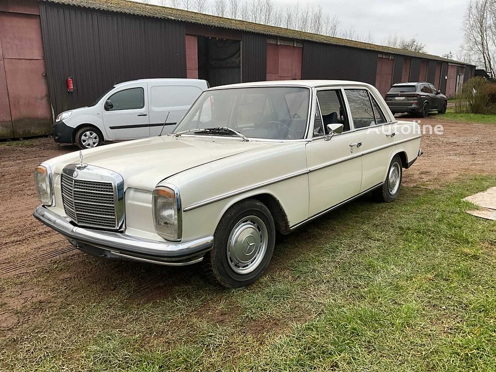 Prodaje se Mercedes-Benz 230/8 sedan na aukciji