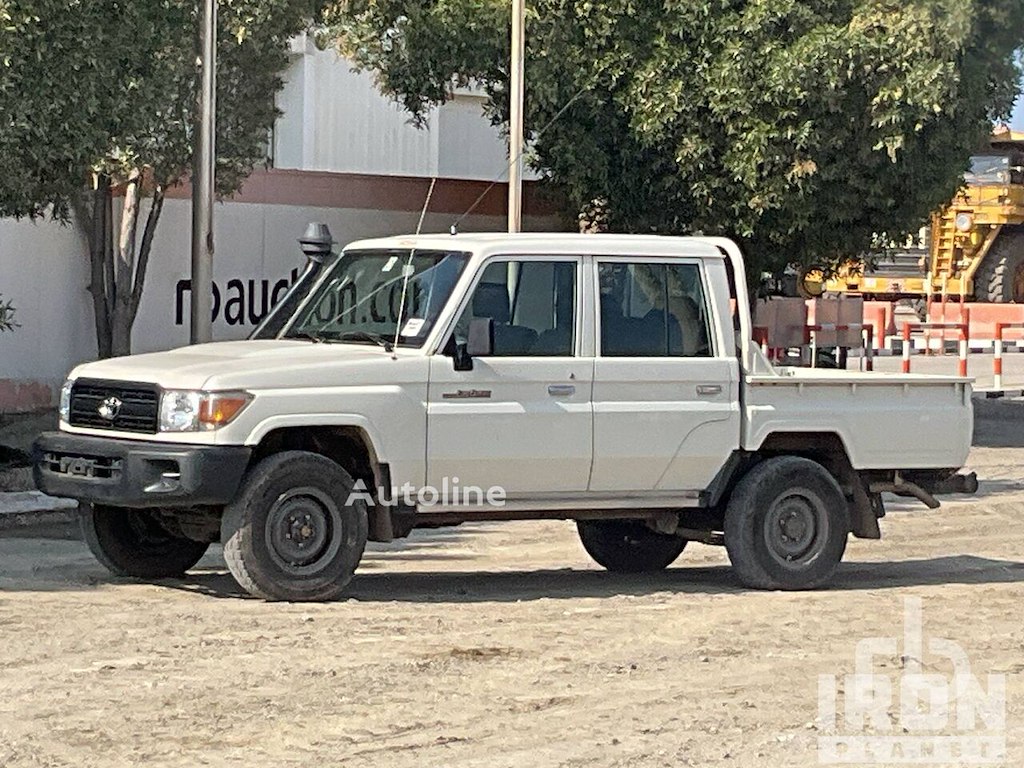 Prodaje se Toyota LAND CRUISER 79L 4x4 Crew Cab pikap na aukciji