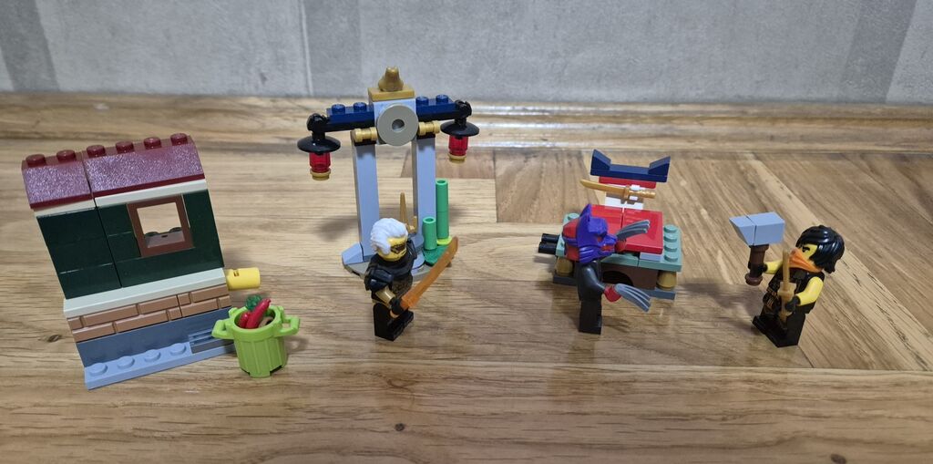 Lego Ninjago set sa tri figurice, u odličnom stanju. Set sadrži tri