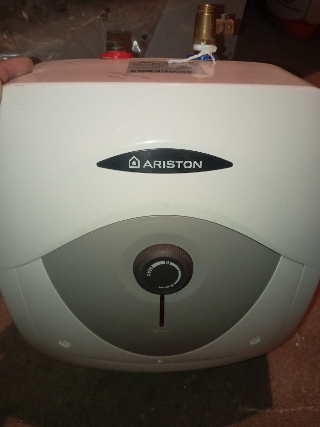 Ariston 10 l ispravan