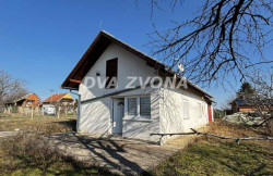 VIKENDICA NA BELOM VRHU – 32 m², 33 ARA, KOMPLETNO RENOVIRANA