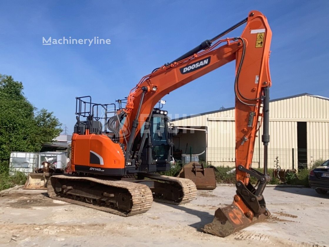 Doosan DX140LCR-5 with Geith quickcoupler and 3 buckets bager guseničar