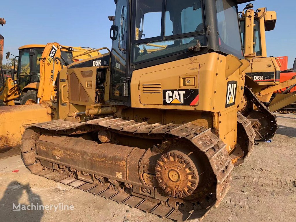 Caterpillar D5K buldožer