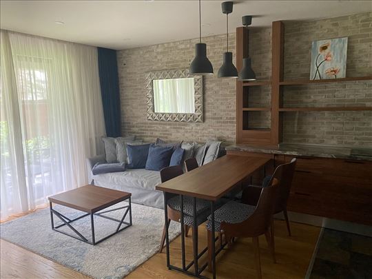 Retko u ponudi! Apartman sa dvorištem