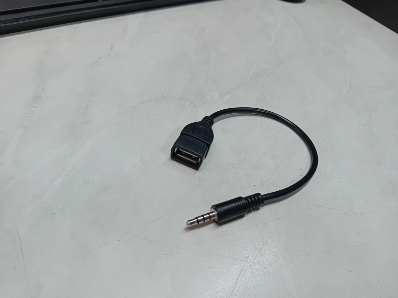 3.5mm adapter za audio u automobilu sa usb novo