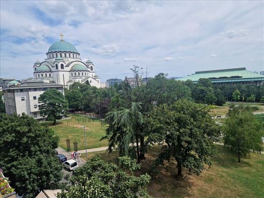 Odličan sa pogledom na Hram Svetog Save