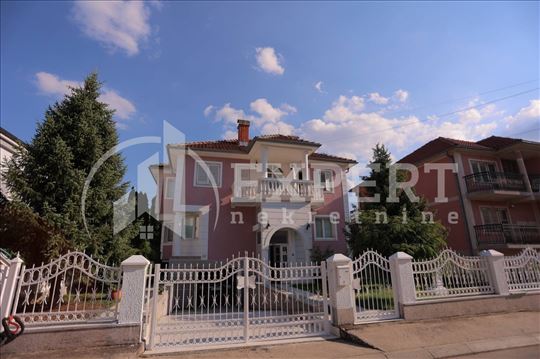 Retko u ponudi, luksuzna vila 332m2 sa bazenom, Du