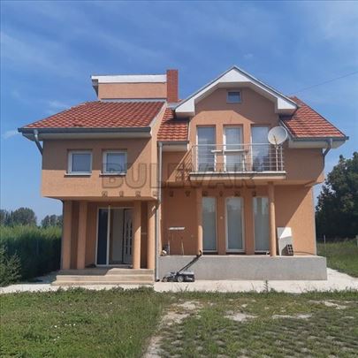 Odlična porodična kuća, 220m2, 6,38 ari placa, Dev