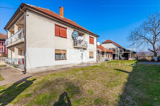 Odlično seosko domaćinstvo, kuća 220m2, 2 pomoć. o