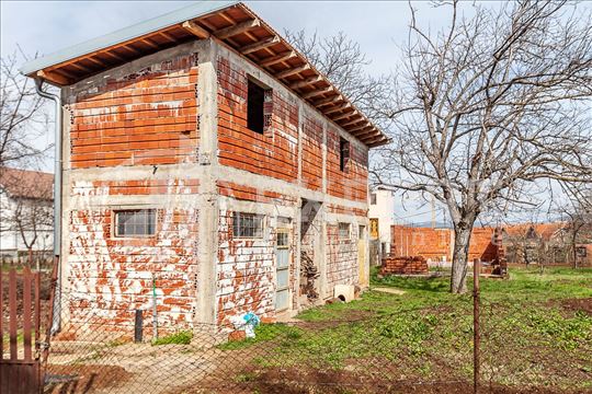 Na prodaju kuća u sivoj gradnji, započet objekat,