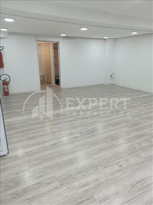 Izdaje se poslovni prostor 250m2 u blizini Doma Zd