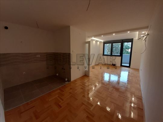 Izdaje se prazan stan, Centar, EG, 66m2, 480e