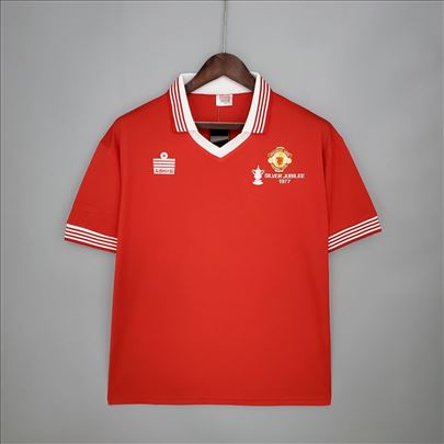 Manchester United 1977 domaći dres