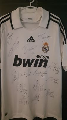 Real Madrid dres iz 2008. god sa potpisima igrača