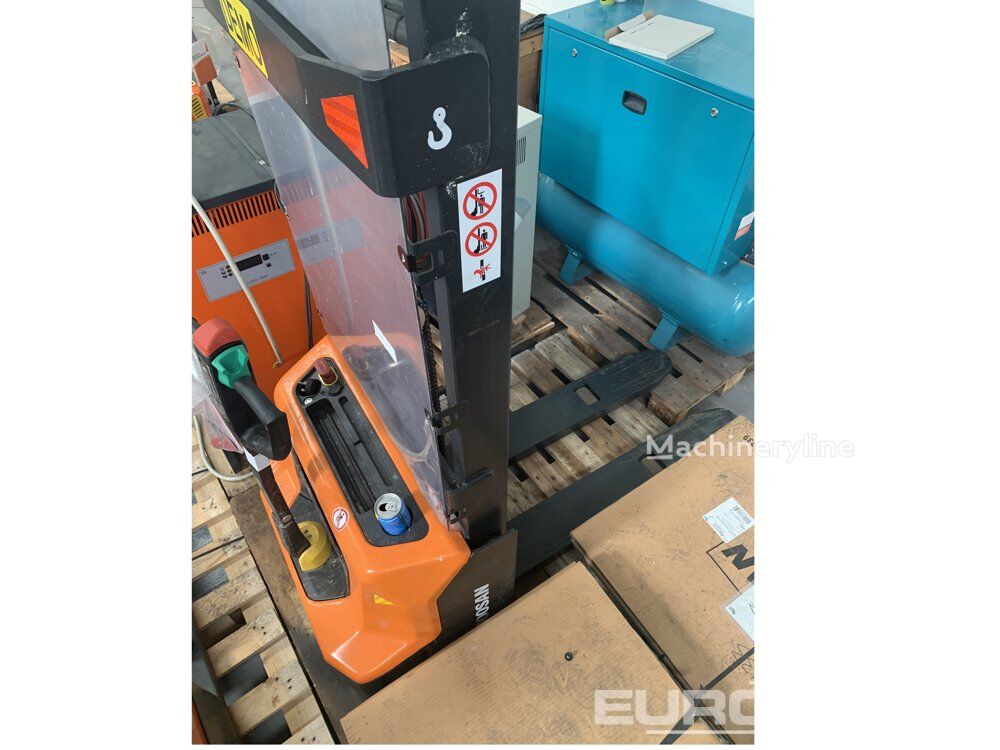 Prodaje se Doosan LSM12N Pallet Truck kašiku za prednje utovarivač na aukciji