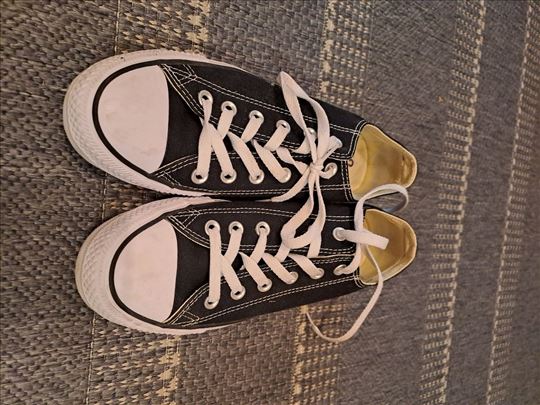 Prodajem crne converse starke