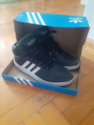 Adidas patike! jako povoljne! broj patika je 40.