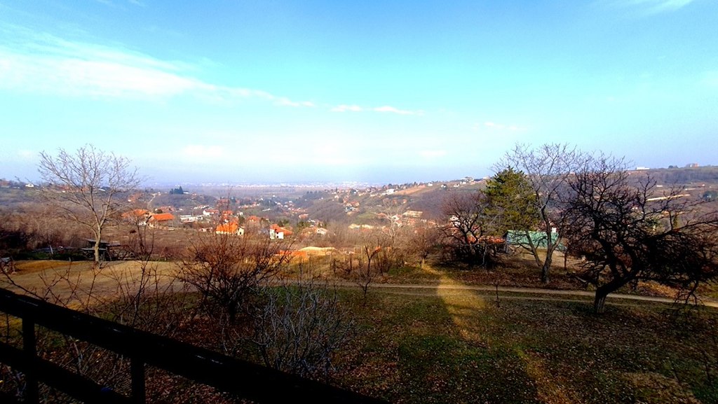 VIKENDICA U RAKOVCU, KUĆA NA LEPOM PLACU S POGLEDOM NA GRAD