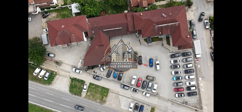 Zemun, Ugrinovački put, lokali sa odličnim prilazom i velikim brojem parking mesta