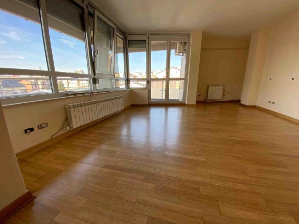 Južni Bulevar, Četvorosoban stan za izdavanje, 115m2, 950€