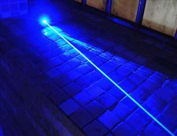 Najjači blue laser 10.000mW - pali sve!