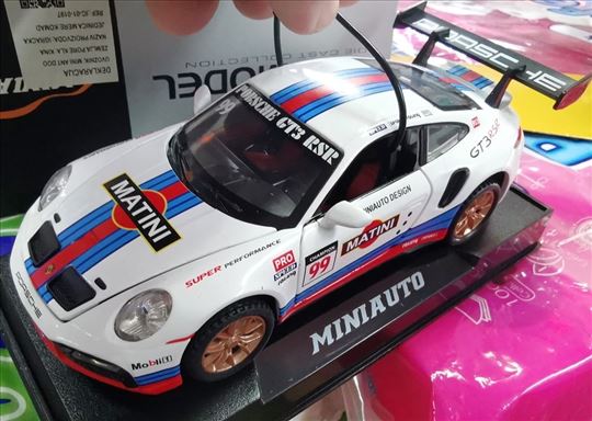 Porsche 911 GT3 RSR - model skala 1.32