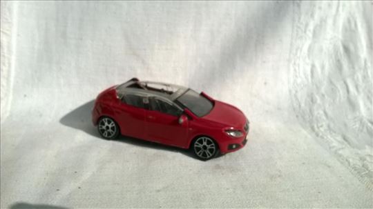 Burago Seat Ibiza,1:43,malo izgreban,fali krov.