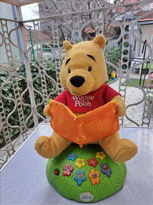 Winnie the Pooh priča price i peva pesmice