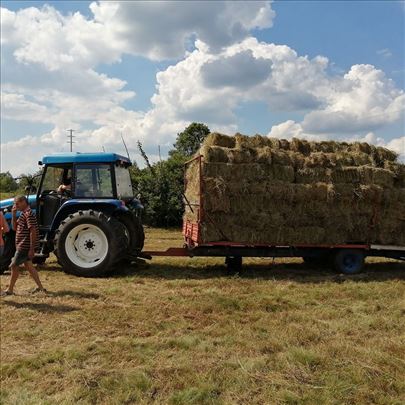 Balirano livadsko seno