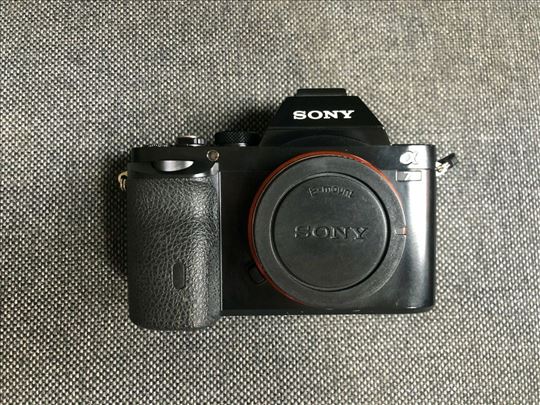 Sony A7s + Meike MK-A7 grip + Andoer EF adapter +