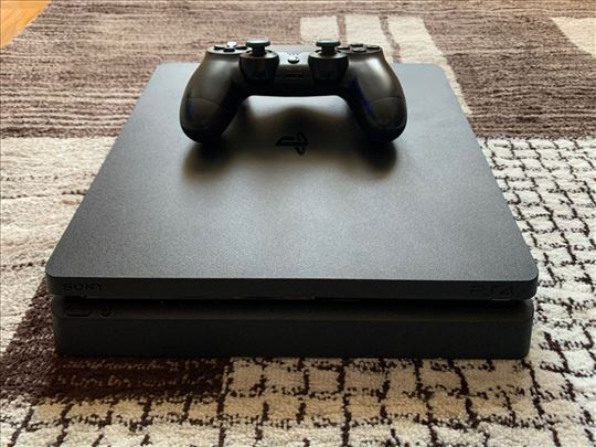 Playstation 4 slim 500GB + 7 igrica na hard disku