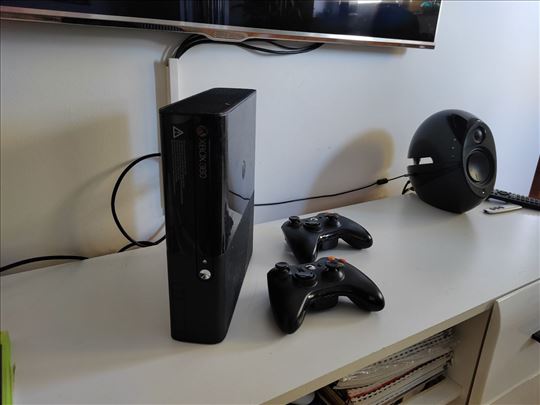 Xbox 360 E sa igricama čipovan