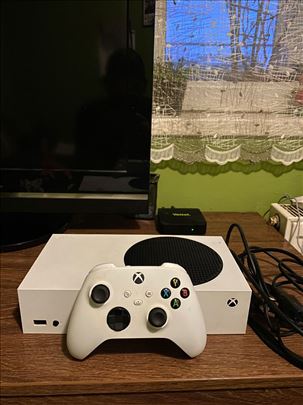 XBOX Series S 512GB sa original džojstikom i svim