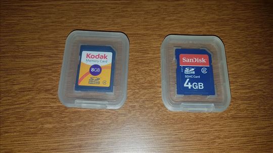 1 kodak kartica od 8gb +jos 1 sandisk od 4gb za dz