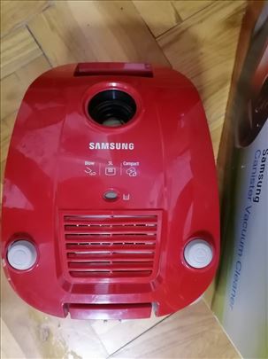 Usisivač Samsung 1600w na kesu u svom pakovanju