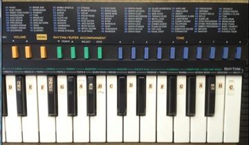 Sintisajzer Casio SA-20 + 2 kompleta baterija