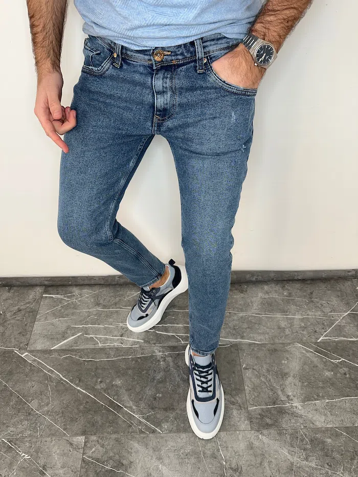 MUŠKE SKINNY FIT FARMERKE 2519
Muške Skinny Fit Farmerke 2519 – Savršen Spoj Stilskog Izraza i Udobnosti