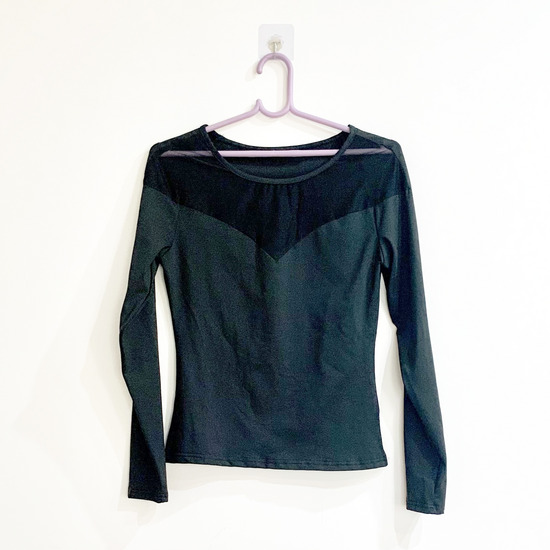 211. Eleganta crna bluza sa providnim ramenima
