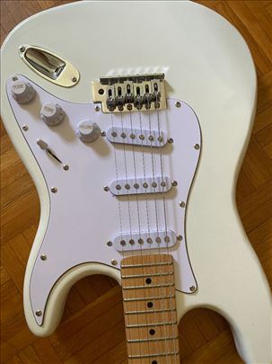 Stratocaster elektricna gitara i pojacalo