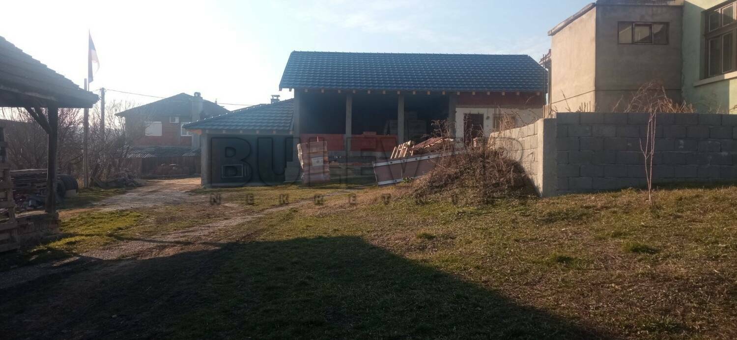 Kuće i pomoćne zgrade u Kragujevcu, naselje Petrovac, ukupna površina 260 m2