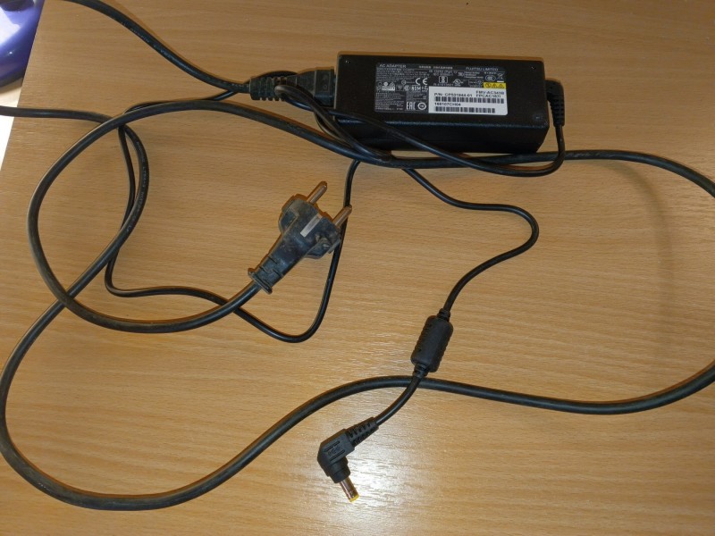 Fujitsu adapter za laptop - 19V 4.74A - 5.5x2.5mm