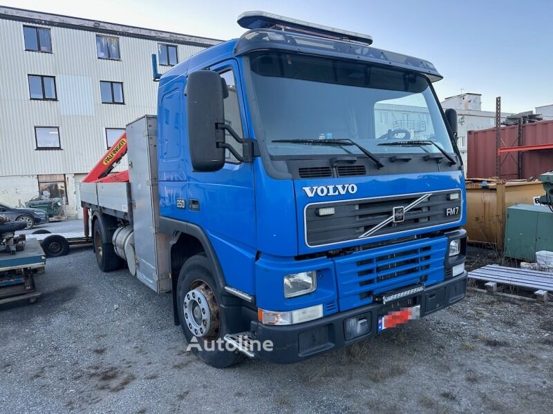 Volvo FM7 kamion s ravnom platformom